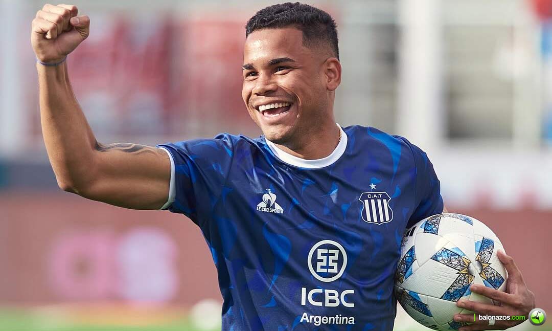 El defensor Miguel Navarro debutó